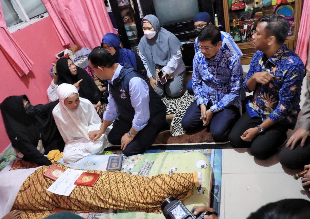 雅加达学校墙体倒塌事故：省长慰问遇难学生家属